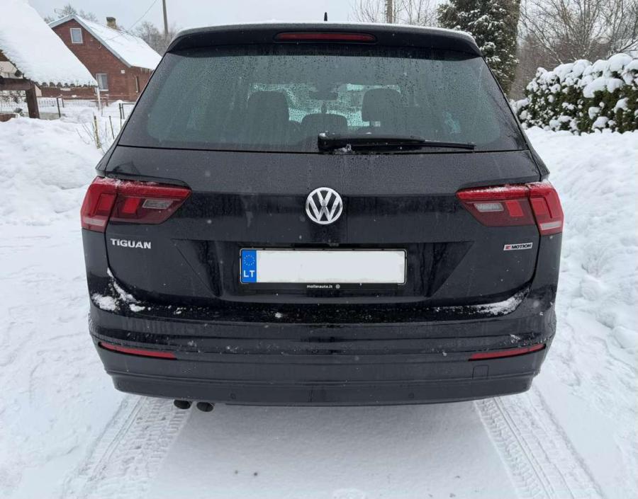 Black Volkswagen Tiguan 2020 in Vilnius, with an engine capacity of 1.97 L and mileage of 76 thousand km for 19500 €, photo 4 on AUTOMOTO.COM.LV