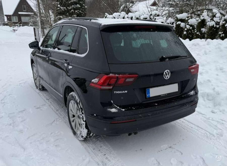 Black Volkswagen Tiguan 2020 in Vilnius, with an engine capacity of 1.97 L and mileage of 76 thousand km for 19500 €, photo 5 on AUTOMOTO.COM.LV