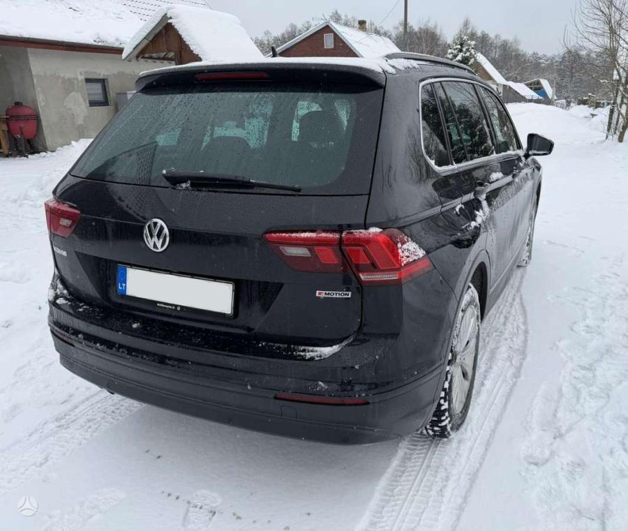 Black Volkswagen Tiguan 2020 in Vilnius, with an engine capacity of 1.97 L and mileage of 76 thousand km for 19500 €, photo 6 on AUTOMOTO.COM.LV
