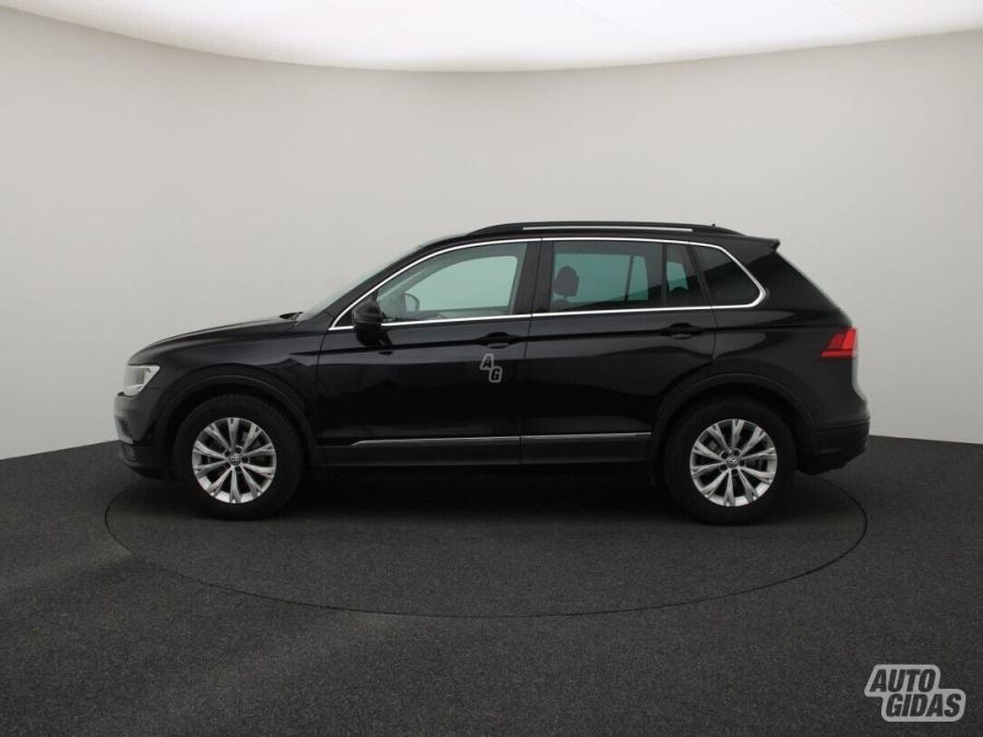 Black Volkswagen Tiguan 2020 in Vilnius, with an engine capacity of 2.00 L and mileage of 176 thousand km for 18999 €, photo 6 on AUTOMOTO.COM.LV