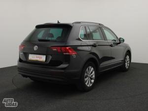 Black Volkswagen Tiguan 2020 in Vilnius, with an engine capacity of 2.00 L and mileage of 176 thousand km for 18999 €, photo 8 on AUTOMOTO.COM.LV