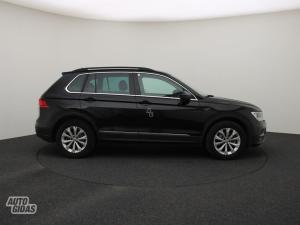 Black Volkswagen Tiguan 2020 in Vilnius, with an engine capacity of 2.00 L and mileage of 176 thousand km for 18999 €, photo 9 on AUTOMOTO.COM.LV