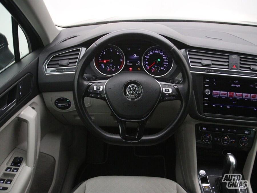 Black Volkswagen Tiguan 2020 in Vilnius, with an engine capacity of 2.00 L and mileage of 176 thousand km for 18999 €, photo 17 on AUTOMOTO.COM.LV