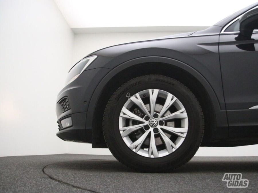 Black Volkswagen Tiguan 2020 in Vilnius, with an engine capacity of 2.00 L and mileage of 176 thousand km for 18999 €, photo 27 on AUTOMOTO.COM.LV
