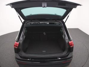 Black Volkswagen Tiguan 2020 in Vilnius, with an engine capacity of 2.00 L and mileage of 176 thousand km for 18999 €, photo 32 on AUTOMOTO.COM.LV