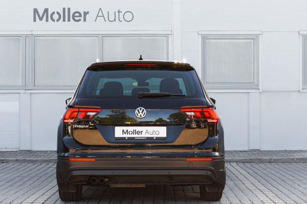 Black Volkswagen Tiguan 2020 in Ventspils, with an engine capacity of 2.00 L and mileage of 171 thousand km for 19000 €, photo 4 on AUTOMOTO.COM.LV