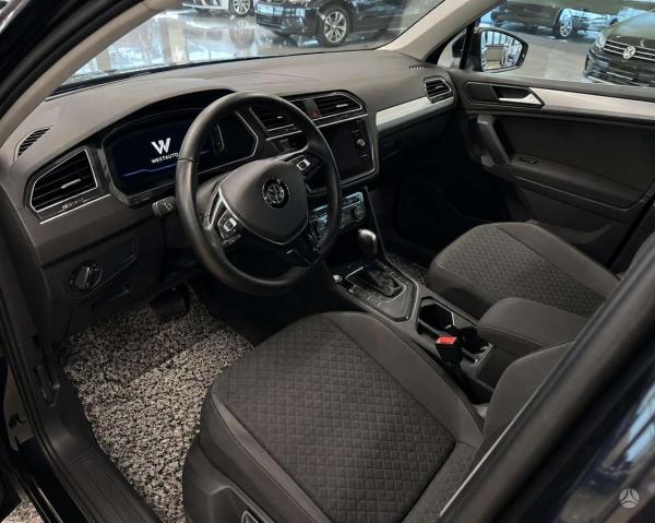 Black Volkswagen Tiguan 2020 in Klaipeda, with an engine capacity of 1.50 L and mileage of 100 thousand km for 20995 €, photo 4 on AUTOMOTO.COM.LV