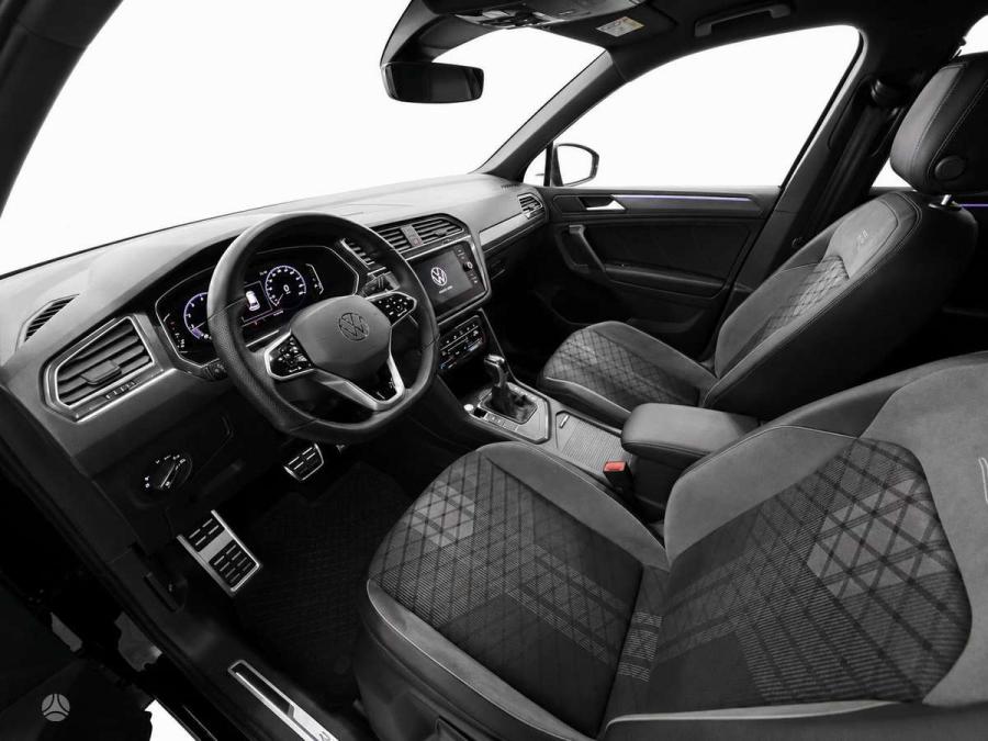 Black Volkswagen Tiguan 2020 in Kaunas, with an engine capacity of 1.50 L and mileage of 167 thousand km for 24700 €, photo 11 on AUTOMOTO.COM.LV