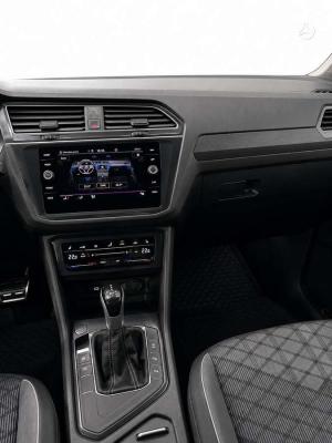 Black Volkswagen Tiguan 2020 in Kaunas, with an engine capacity of 1.50 L and mileage of 167 thousand km for 24700 €, photo 12 on AUTOMOTO.COM.LV