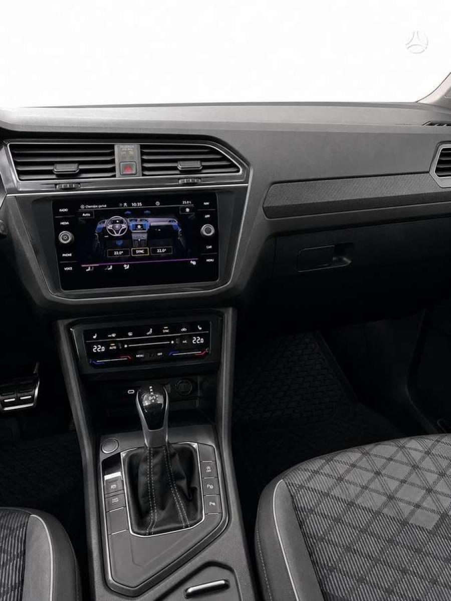 Black Volkswagen Tiguan 2020 in Kaunas, with an engine capacity of 1.50 L and mileage of 167 thousand km for 24700 €, photo 12 on AUTOMOTO.COM.LV