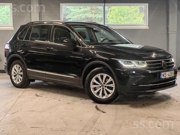 Black Volkswagen Tiguan 2020 in Jurmala, with an engine capacity of 1.50 L and mileage of 135 thousand km for 19900 €, photo 2 on AUTOMOTO.COM.LV