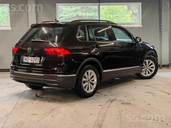 Black Volkswagen Tiguan 2020 in Jurmala, with an engine capacity of 1.50 L and mileage of 135 thousand km for 19900 €, photo 4 on AUTOMOTO.COM.LV