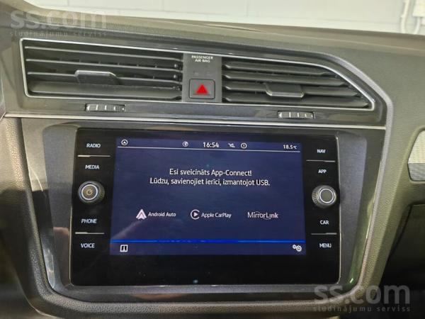 Black Volkswagen Tiguan 2020 in Jurmala, with an engine capacity of 1.50 L and mileage of 135 thousand km for 19900 €, photo 10 on AUTOMOTO.COM.LV