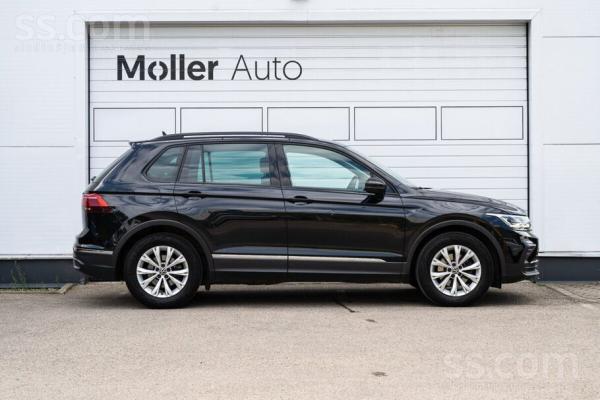 Black Volkswagen Tiguan 2020 in Riga, with an engine capacity of 1.50 L and mileage of 125 thousand km for 19950 €, photo 5 on AUTOMOTO.COM.LV