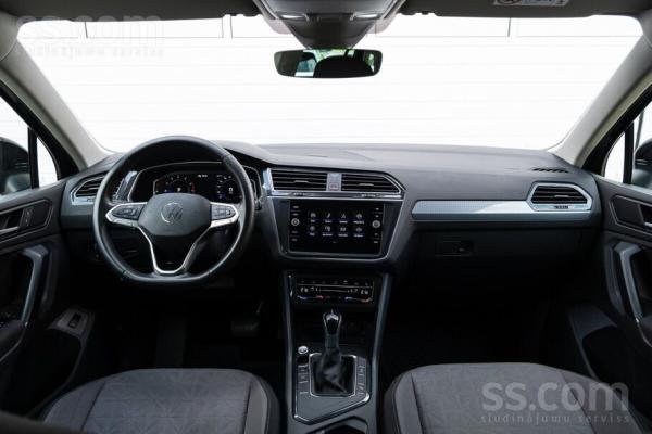 Black Volkswagen Tiguan 2020 in Riga, with an engine capacity of 1.50 L and mileage of 125 thousand km for 19950 €, photo 8 on AUTOMOTO.COM.LV