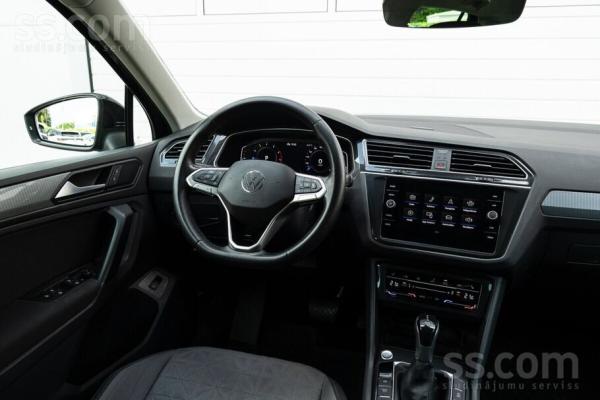 Black Volkswagen Tiguan 2020 in Riga, with an engine capacity of 1.50 L and mileage of 125 thousand km for 19950 €, photo 9 on AUTOMOTO.COM.LV
