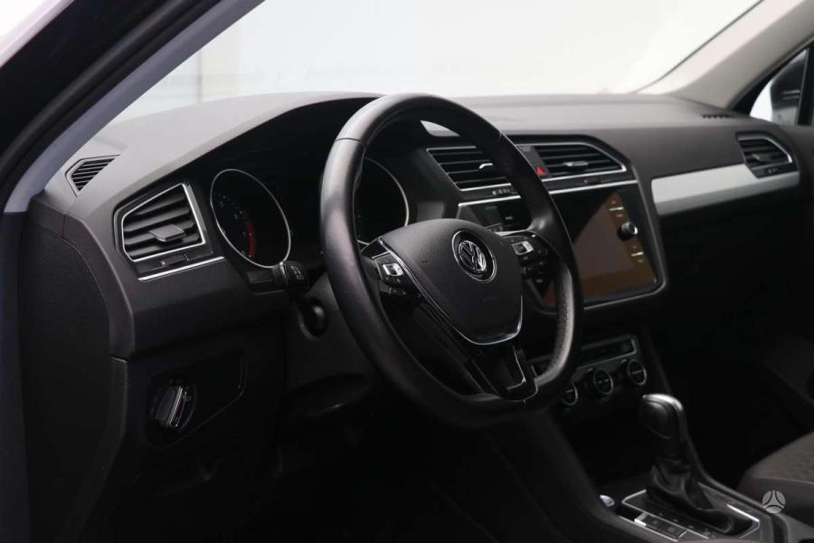 Melns Volkswagen Tiguan 2020 Viļņa, ar dzinēja tilpumu 1.50 L un nobraukumu 118 tūkst. km par 19490 €, foto 16 vietnē AUTOMOTO.COM.LV