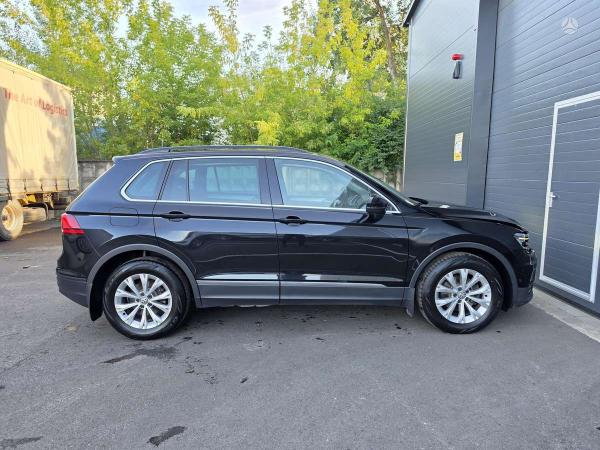 Volkswagen Tiguan 2020 in Kaunas on AUTOMOTO.COM.LV Black Volkswagen Tiguan 2020 in Kaunas, with an engine capacity of 1.97 L and mileage of 107 thousand km for 8400 β¬, photo 7 on AUTOMOTO.COM.LV