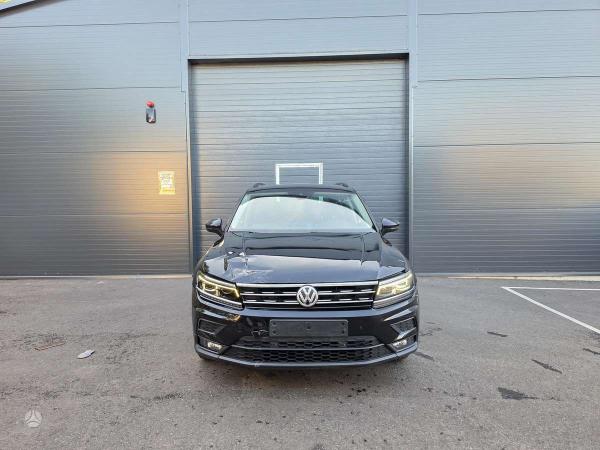 Volkswagen Tiguan 2020 in Kaunas on AUTOMOTO.COM.LV Black Volkswagen Tiguan 2020 in Kaunas, with an engine capacity of 1.97 L and mileage of 107 thousand km for 8400 β¬, photo 8 on AUTOMOTO.COM.LV