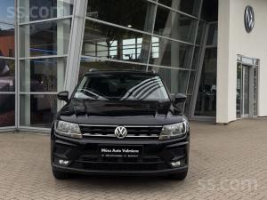 Black Volkswagen Tiguan 2020 in Valmiera, with an engine capacity of 1.50 L and mileage of 164 thousand km for 18200 €, photo 3 on AUTOMOTO.COM.LV