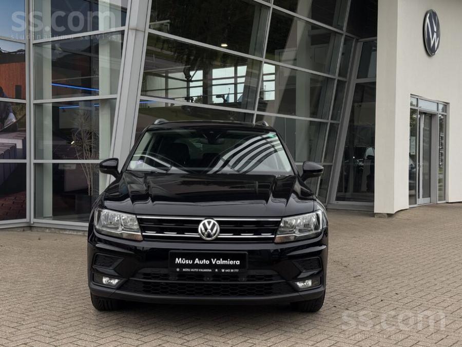 Black Volkswagen Tiguan 2020 in Valmiera, with an engine capacity of 1.50 L and mileage of 164 thousand km for 18200 €, photo 3 on AUTOMOTO.COM.LV