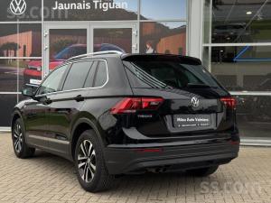 Black Volkswagen Tiguan 2020 in Valmiera, with an engine capacity of 1.50 L and mileage of 164 thousand km for 18200 €, photo 5 on AUTOMOTO.COM.LV