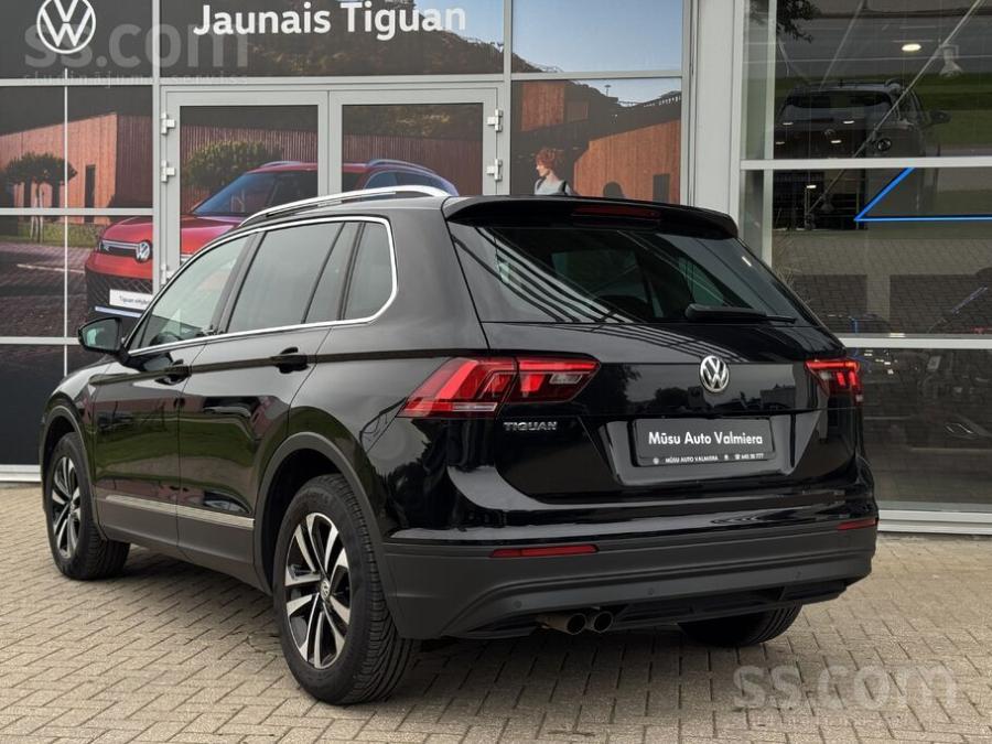 Black Volkswagen Tiguan 2020 in Valmiera, with an engine capacity of 1.50 L and mileage of 164 thousand km for 18200 €, photo 5 on AUTOMOTO.COM.LV