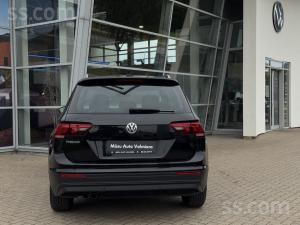 Black Volkswagen Tiguan 2020 in Valmiera, with an engine capacity of 1.50 L and mileage of 164 thousand km for 18200 €, photo 6 on AUTOMOTO.COM.LV