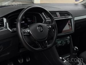 Black Volkswagen Tiguan 2020 in Valmiera, with an engine capacity of 1.50 L and mileage of 164 thousand km for 18200 €, photo 8 on AUTOMOTO.COM.LV