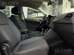 Black Volkswagen Tiguan 2020 in Valmiera, with an engine capacity of 1.50 L and mileage of 164 thousand km for 18200 €, photo 29 on AUTOMOTO.COM.LV