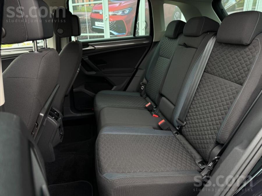 Black Volkswagen Tiguan 2020 in Valmiera, with an engine capacity of 1.50 L and mileage of 164 thousand km for 18200 €, photo 30 on AUTOMOTO.COM.LV