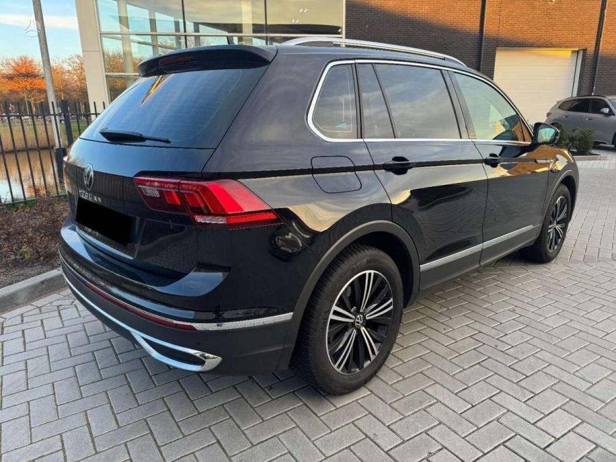 Melns Volkswagen Tiguan 2021 Viļņa, ar dzinēja tilpumu 1.50 L un nobraukumu 138 tūkst. km par 22143 €, foto 2 vietnē AUTOMOTO.COM.LV