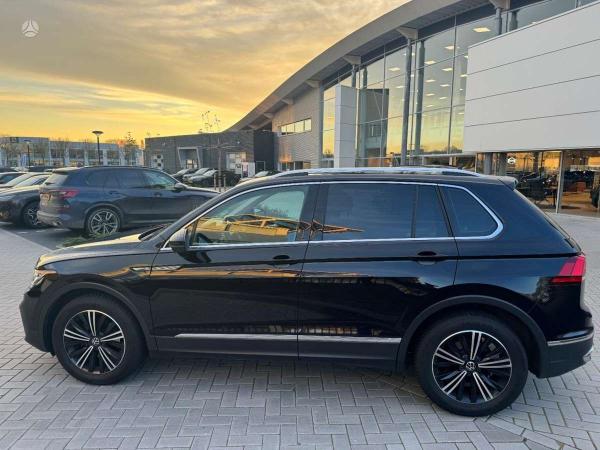 Melns Volkswagen Tiguan 2021 Viļņa, ar dzinēja tilpumu 1.50 L un nobraukumu 138 tūkst. km par 22143 €, foto 4 vietnē AUTOMOTO.COM.LV