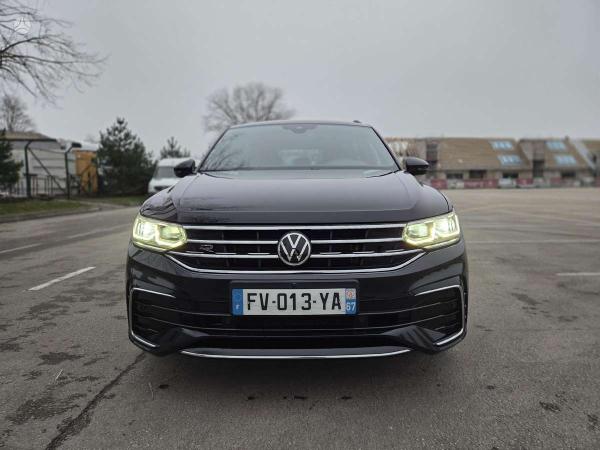 Black Volkswagen Tiguan 2021 in Klaipeda, with an engine capacity of 2.00 L and mileage of 213 thousand km for 24400 €, photo 2 on AUTOMOTO.COM.LV
