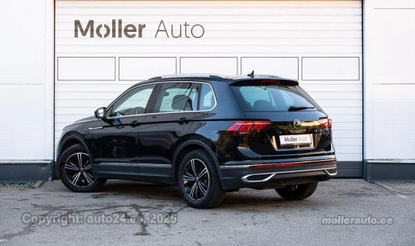 Black Volkswagen Tiguan 2021 in Riga, with an engine capacity of 2.00 L and mileage of 82 thousand km for 30539 €, photo 4 on AUTOMOTO.COM.LV