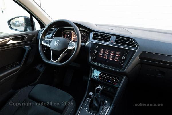 Black Volkswagen Tiguan 2021 in Riga, with an engine capacity of 2.00 L and mileage of 82 thousand km for 30539 €, photo 9 on AUTOMOTO.COM.LV
