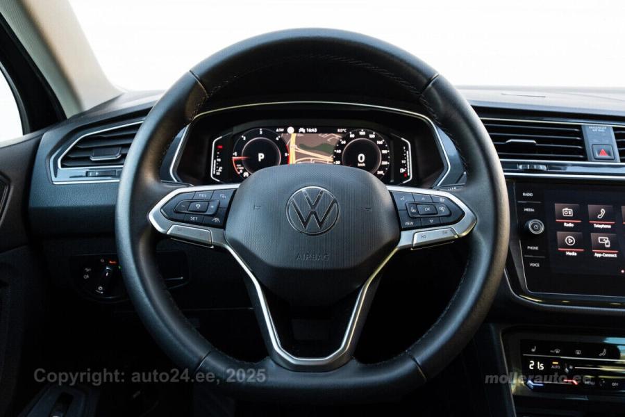 Black Volkswagen Tiguan 2021 in Riga, with an engine capacity of 2.00 L and mileage of 82 thousand km for 30539 €, photo 23 on AUTOMOTO.COM.LV