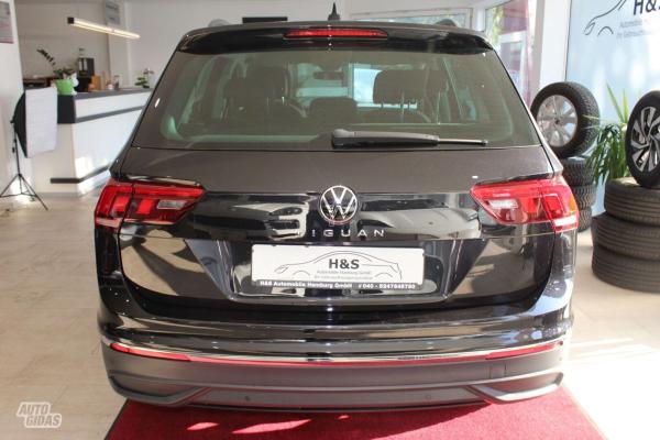 Black Volkswagen Tiguan 2021 in Kaunas, with an engine capacity of 1.50 L and mileage of 27 thousand km for 29507 €, photo 4 on AUTOMOTO.COM.LV