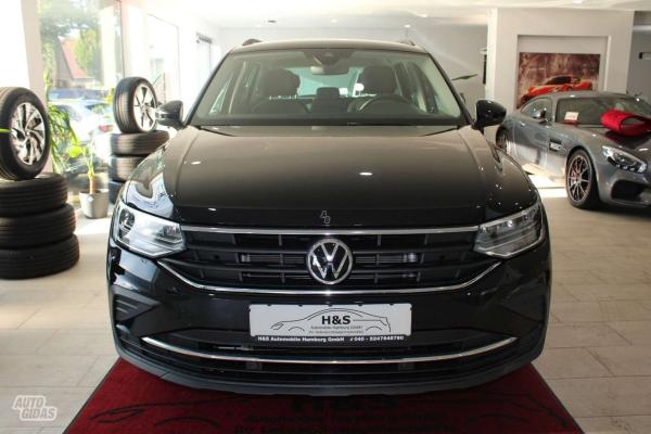 Black Volkswagen Tiguan 2021 in Kaunas, with an engine capacity of 1.50 L and mileage of 27 thousand km for 29507 €, photo 9 on AUTOMOTO.COM.LV