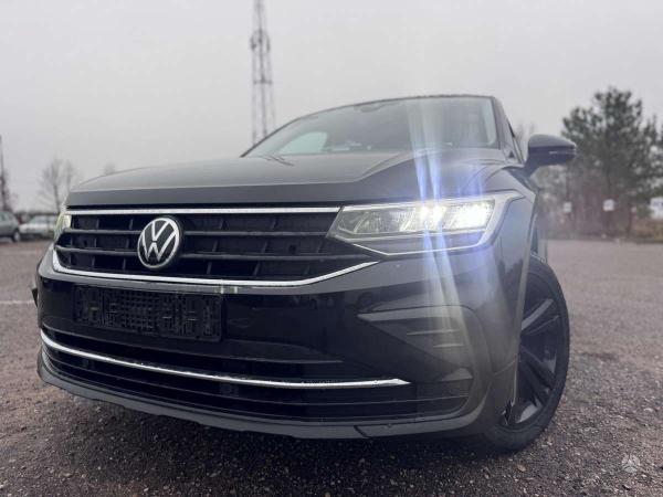 Melns Volkswagen Tiguan 2021 Alīta, ar dzinēja tilpumu 1.50 L un nobraukumu 190 tūkst. km par 17700 €, foto 2 vietnē AUTOMOTO.COM.LV