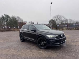 Black Volkswagen Tiguan 2021 in Alytus, with an engine capacity of 1.50 L and mileage of 190 thousand km for 17700 €, photo 3 on AUTOMOTO.COM.LV