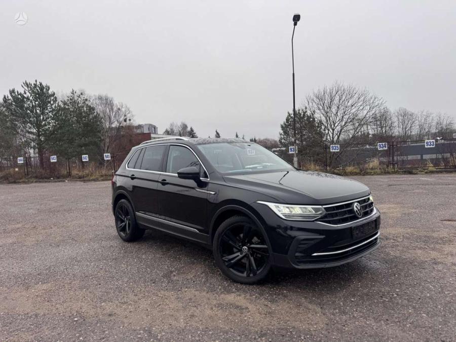 Black Volkswagen Tiguan 2021 in Alytus, with an engine capacity of 1.50 L and mileage of 190 thousand km for 17700 €, photo 3 on AUTOMOTO.COM.LV