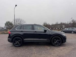 Black Volkswagen Tiguan 2021 in Alytus, with an engine capacity of 1.50 L and mileage of 190 thousand km for 17700 €, photo 5 on AUTOMOTO.COM.LV