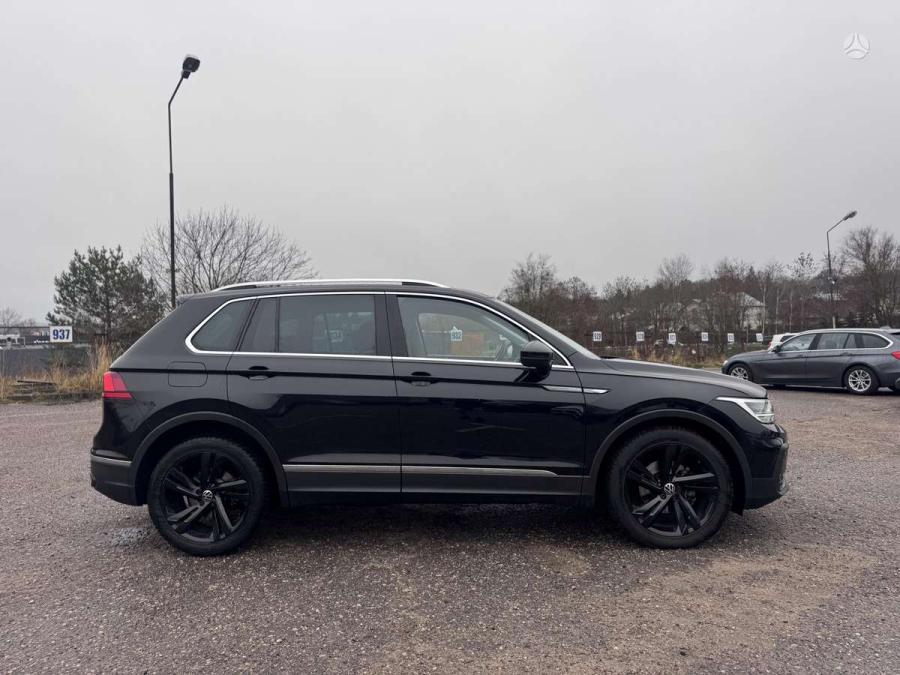 Black Volkswagen Tiguan 2021 in Alytus, with an engine capacity of 1.50 L and mileage of 190 thousand km for 17700 €, photo 5 on AUTOMOTO.COM.LV
