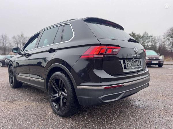 Melns Volkswagen Tiguan 2021 Alīta, ar dzinēja tilpumu 1.50 L un nobraukumu 190 tūkst. km par 17700 €, foto 7 vietnē AUTOMOTO.COM.LV
