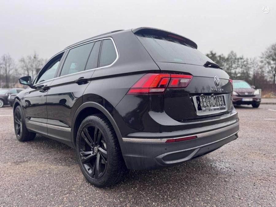 Black Volkswagen Tiguan 2021 in Alytus, with an engine capacity of 1.50 L and mileage of 190 thousand km for 17700 €, photo 7 on AUTOMOTO.COM.LV