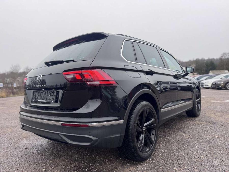 Black Volkswagen Tiguan 2021 in Alytus, with an engine capacity of 1.50 L and mileage of 190 thousand km for 17700 €, photo 8 on AUTOMOTO.COM.LV