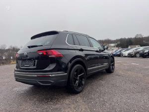 Black Volkswagen Tiguan 2021 in Alytus, with an engine capacity of 1.50 L and mileage of 190 thousand km for 17700 €, photo 10 on AUTOMOTO.COM.LV