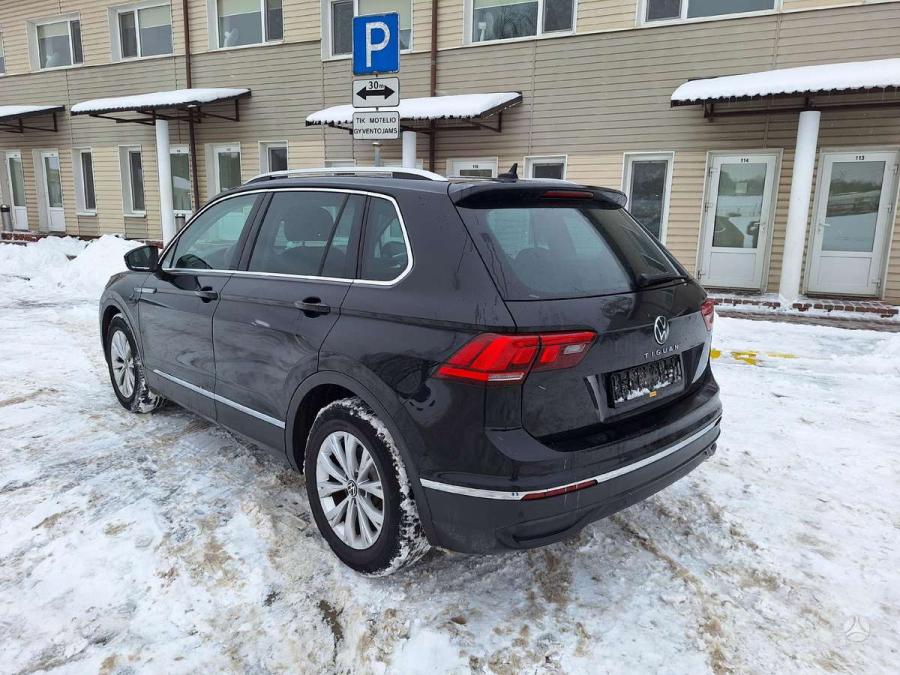 Melns Volkswagen Tiguan 2021 Viļņa, ar dzinēja tilpumu 1.50 L un nobraukumu 185 tūkst. km par 18332 €, foto 8 vietnē AUTOMOTO.COM.LV