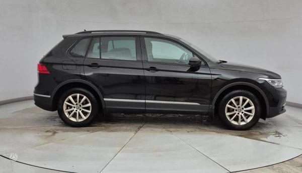 Black Volkswagen Tiguan 2021 in Vilnius, with an engine capacity of 1.50 L and mileage of 86 thousand km for 29524 €, photo 3 on AUTOMOTO.COM.LV